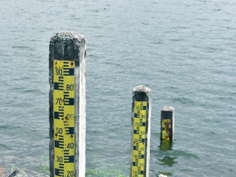 concrete-pole-measures-water-level-in-dam-picture-id1152444736 ...
